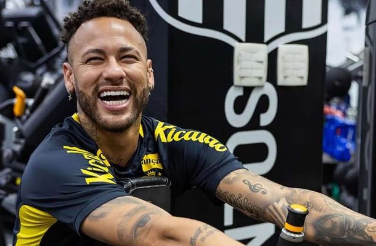 Santos tem volta de trio e Neymar sorridente em preparação para o clássico