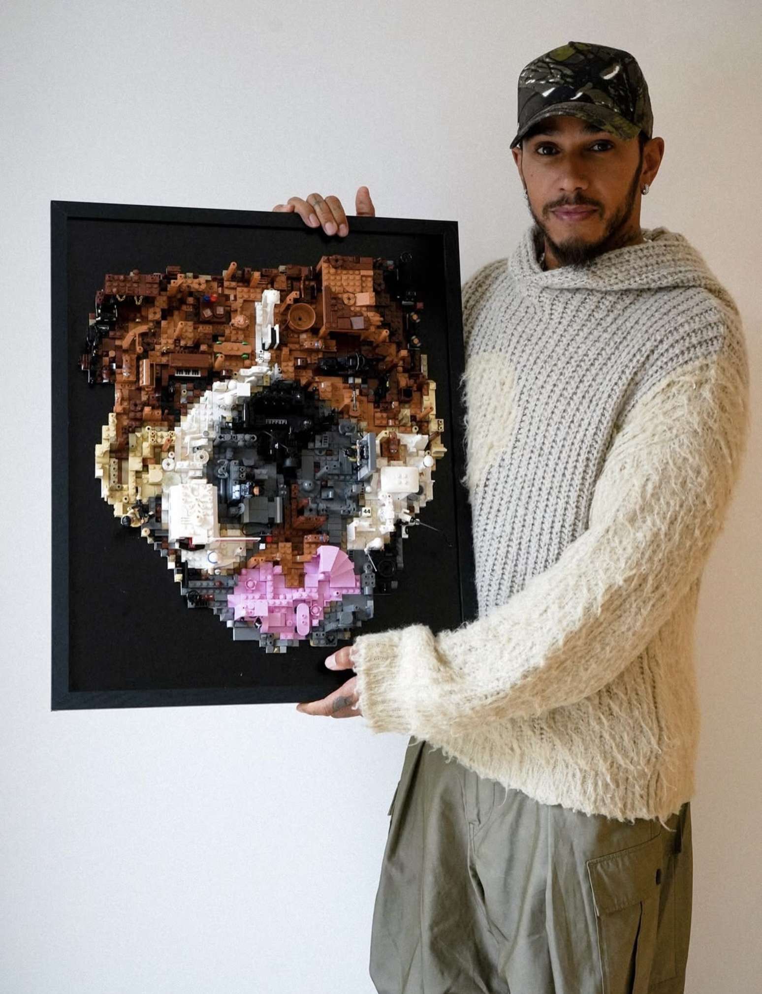Lewis Hamilton ganha retrato de Roscoe feito de LEGO
