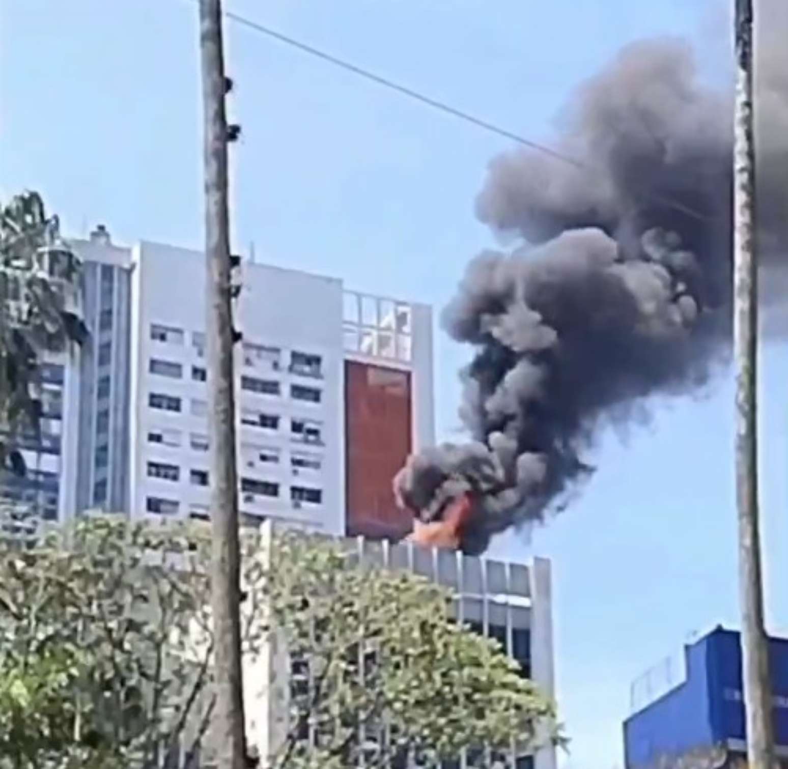 VÍDEO: Prédio comercial é atingido por incêndio no Centro de Porto Alegre