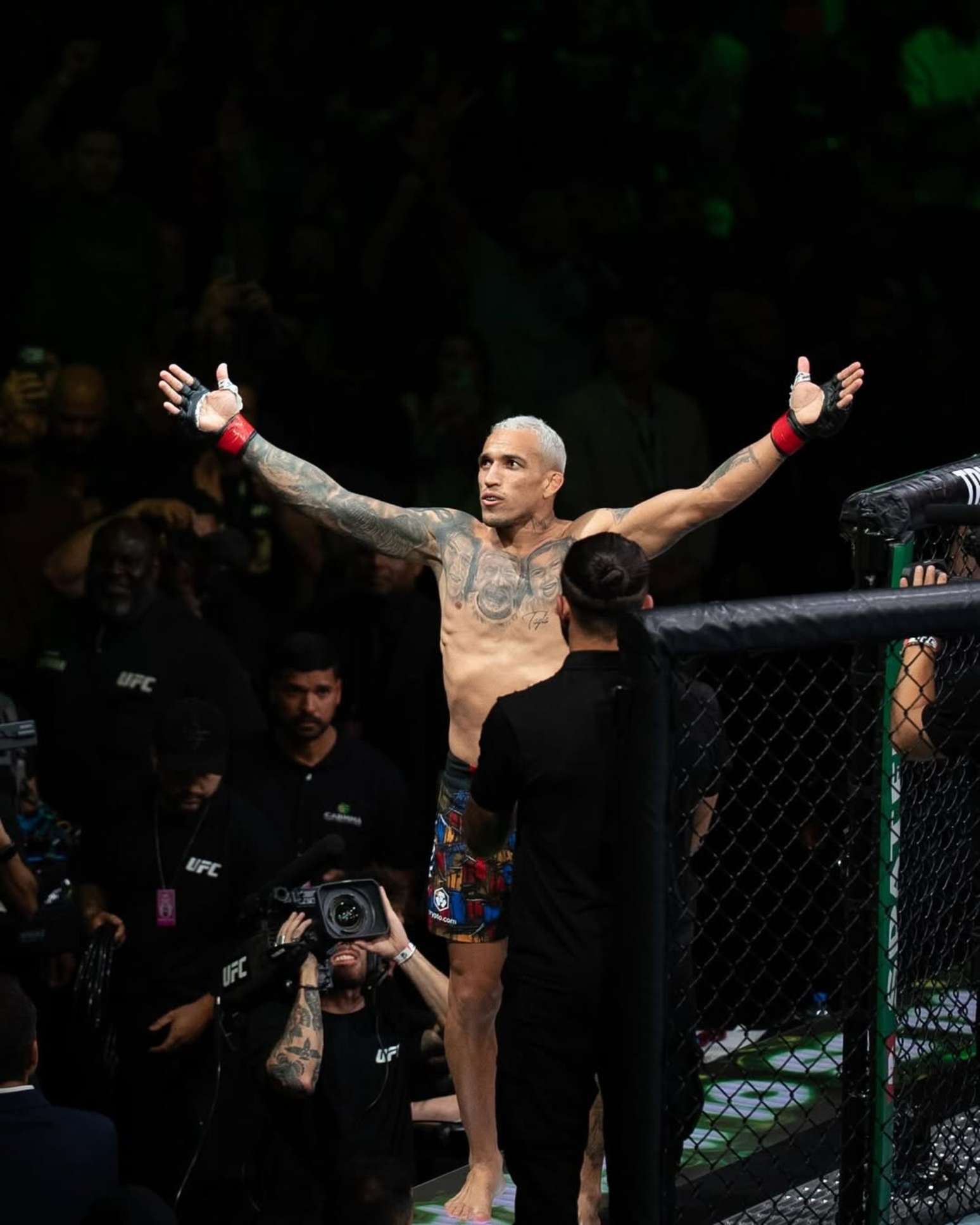 Charles do Bronx dá 'aula' no chão e finaliza Gamrot no UFC Rio