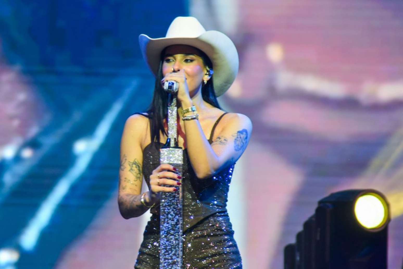 Ana Castela cai no palco em show em SP com Zé Felipe na plateia