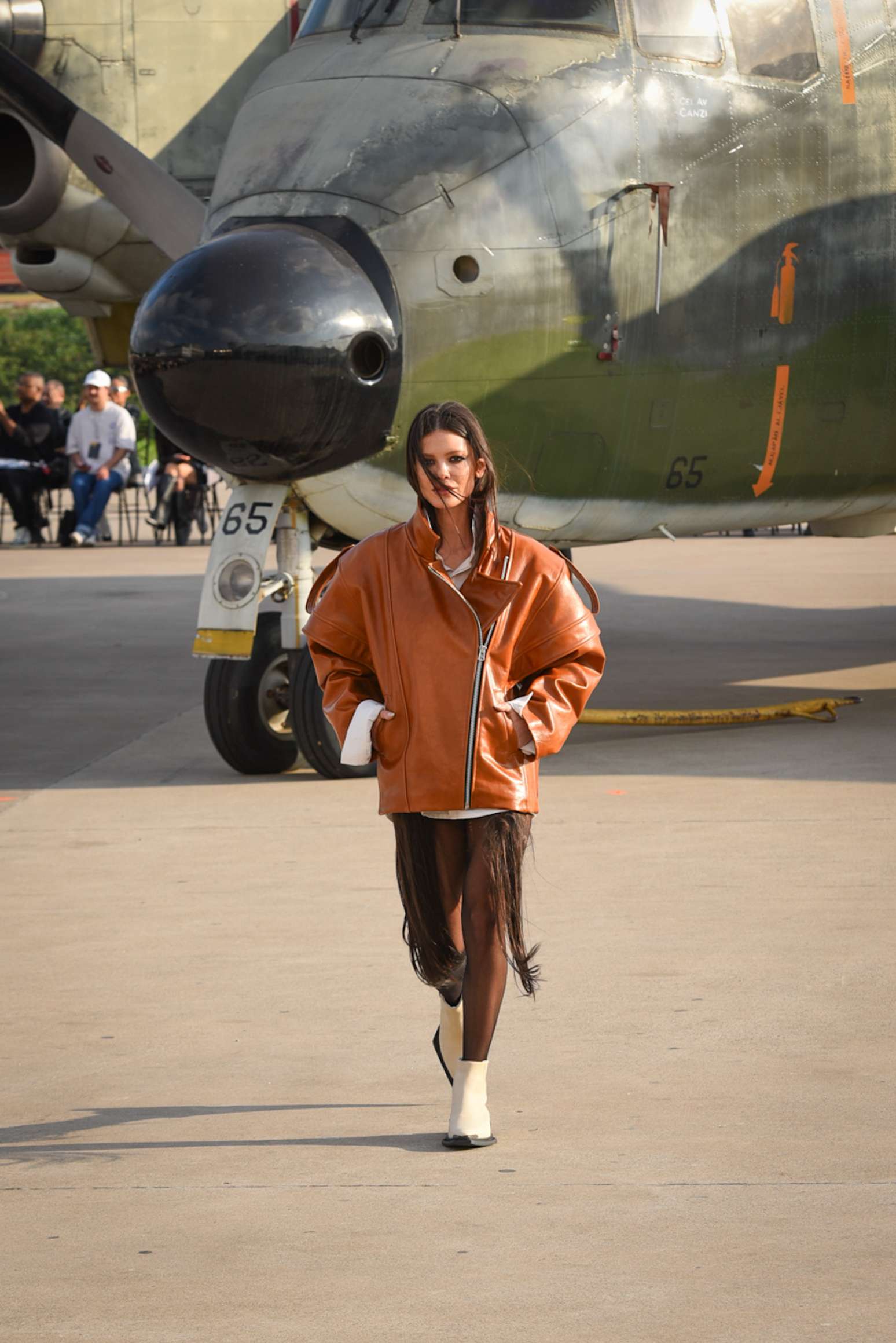 Vitória Strada dá dica de moda no SPFW: 'básico bom é essencial'