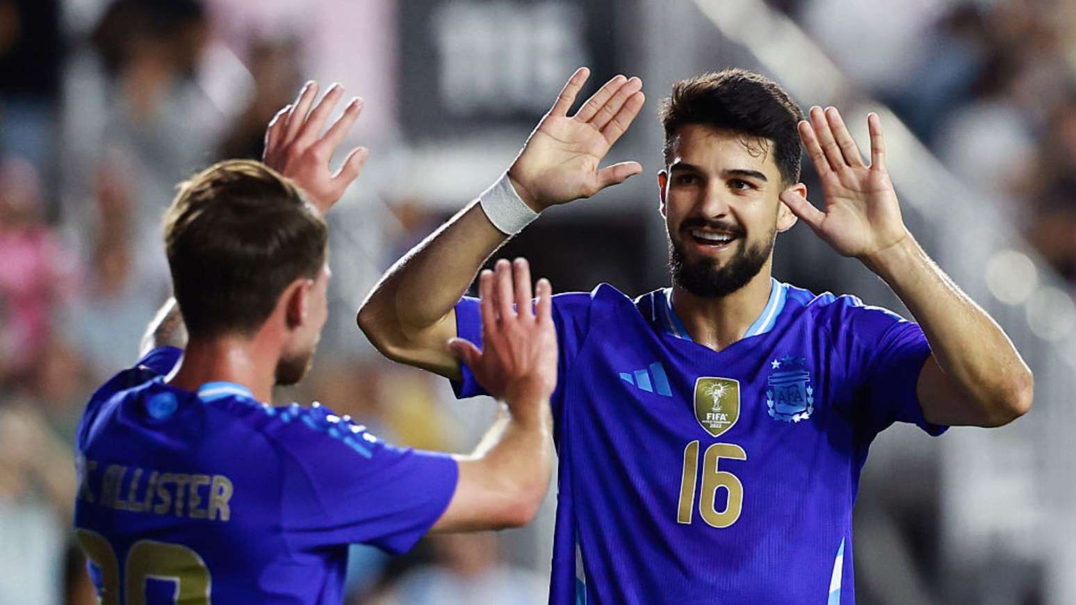 Flaco López é titular e participa de gol da Argentina