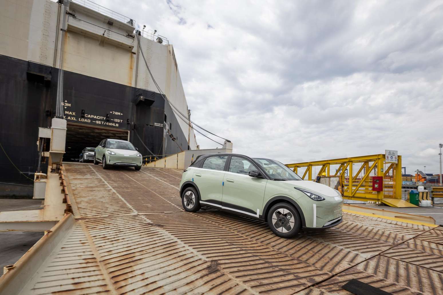 Novo Geely EX2 é confirmado para novembro e já está no Brasil