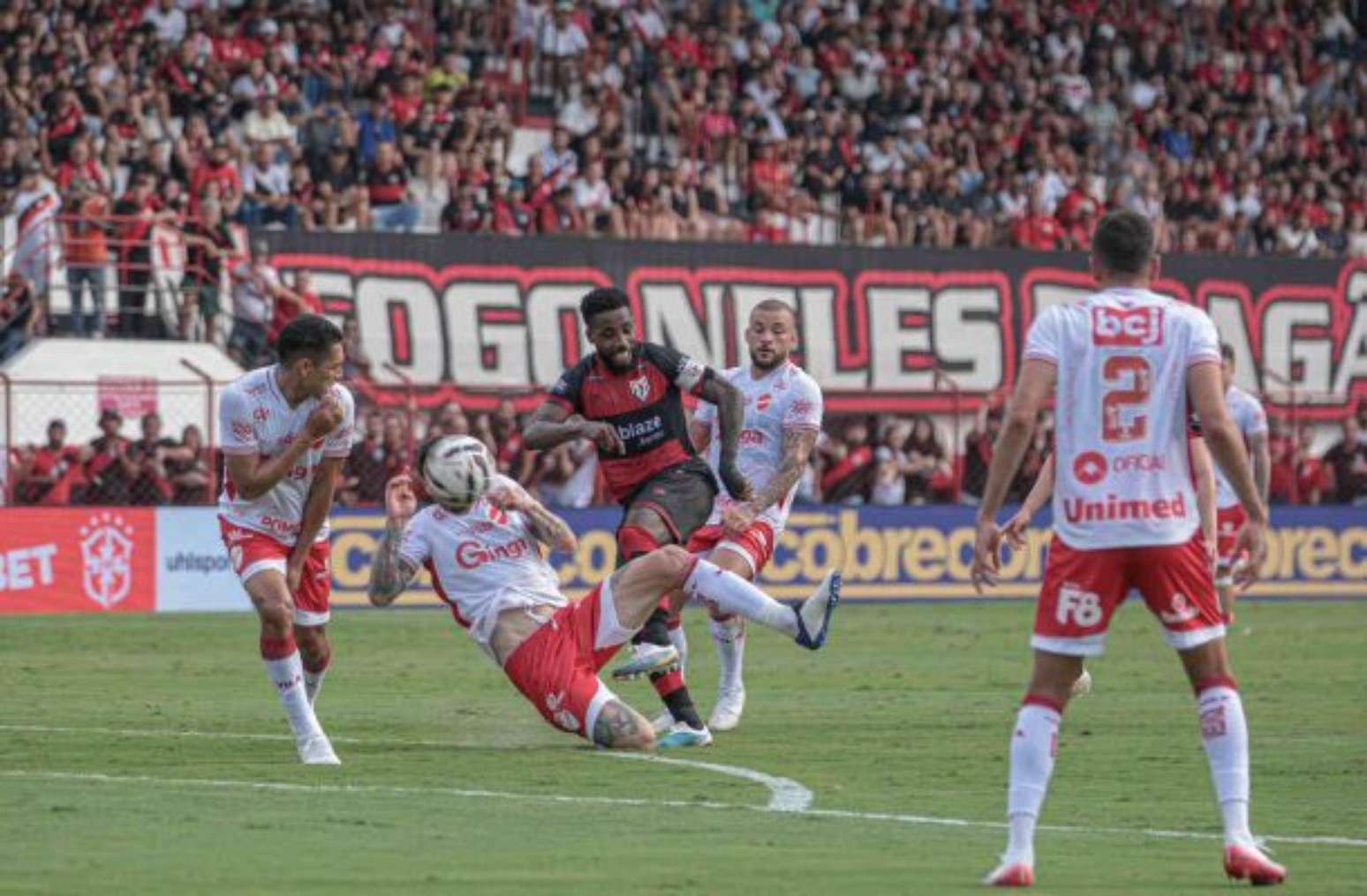 Atlético-GO vence clássico contra o Vila Nova e se mantém firme na briga pelo acesso