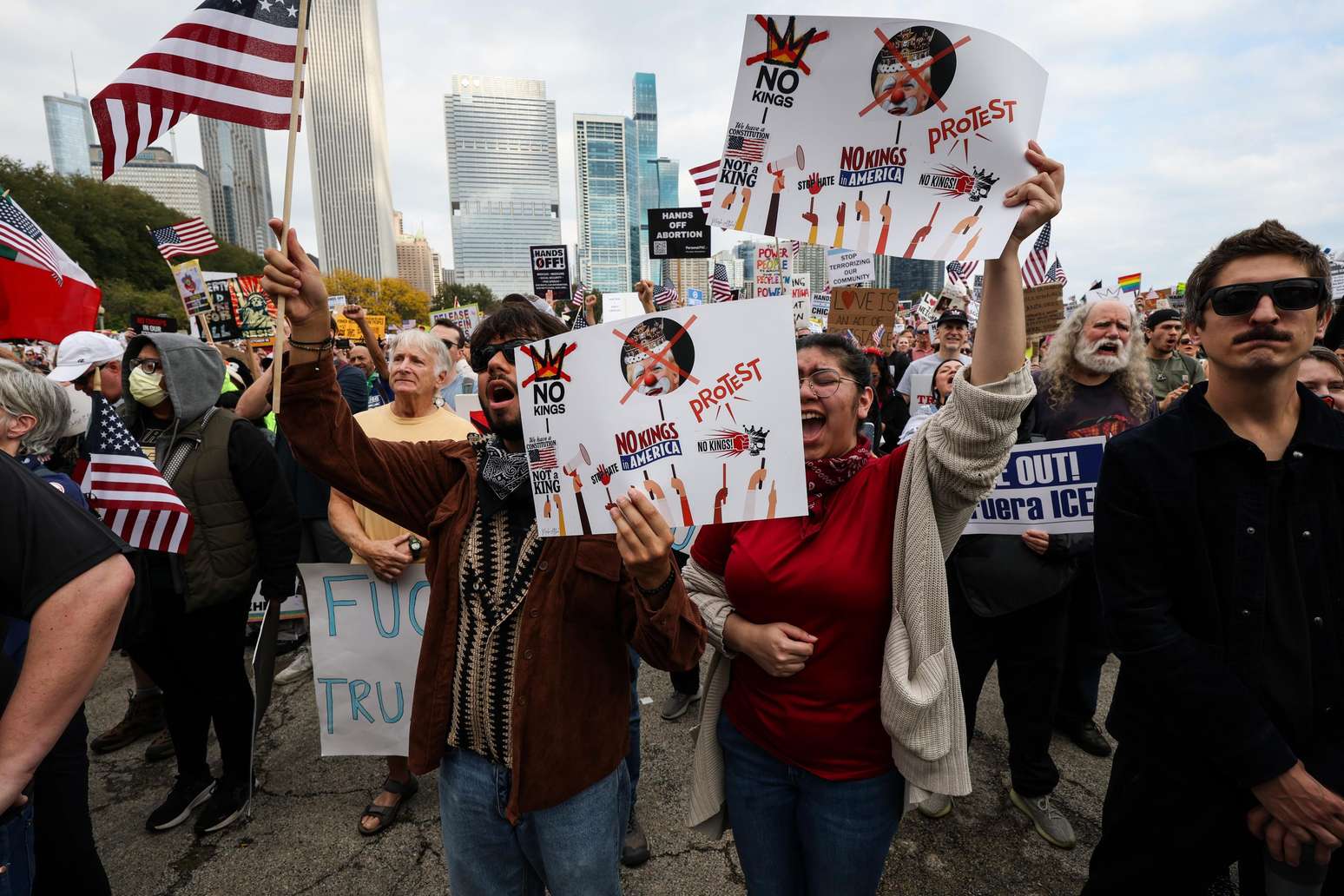 Americanos vão às ruas em todo o país em protestos contra Trump