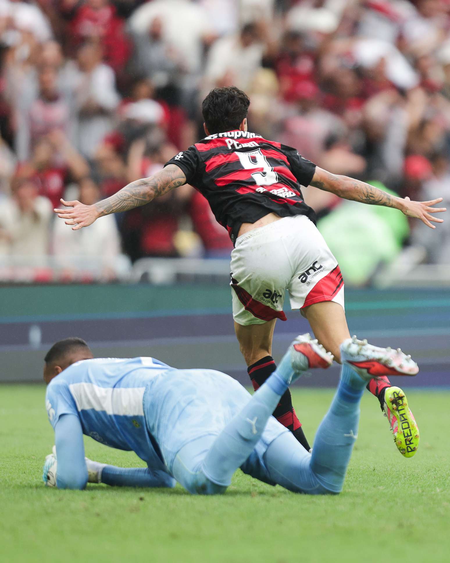 Flamengo vence o Palmeiras e segue na cola pela liderança do Brasileirão