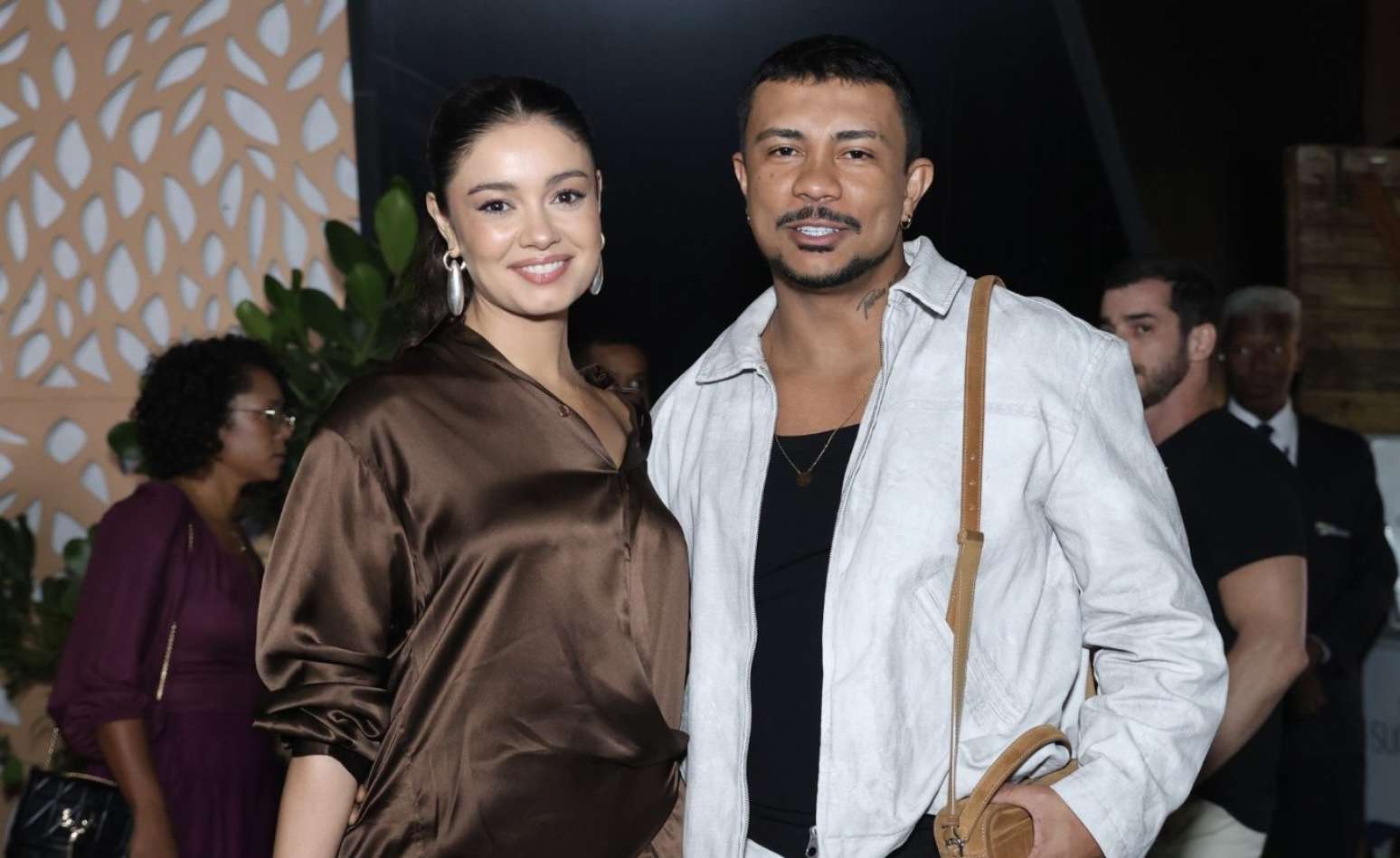 "Três Graças": Sophie Charlotte usa look de uma perna só na estreia