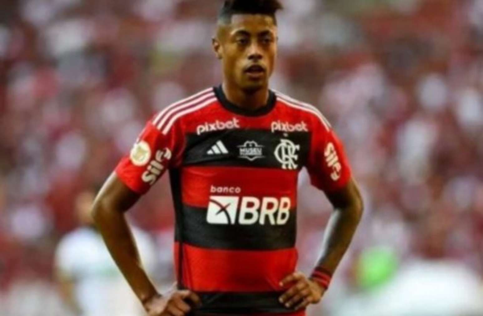 Bruno Henrique usa intervalo para se retratar sobre fala de "camisa 9"