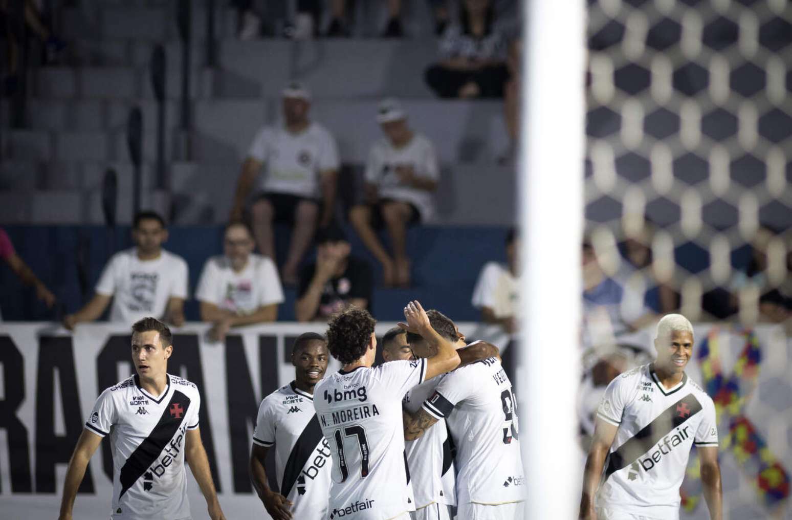 Torcedor símbolo promete cumprir promessa após Vasco ganhar 4 seguidas