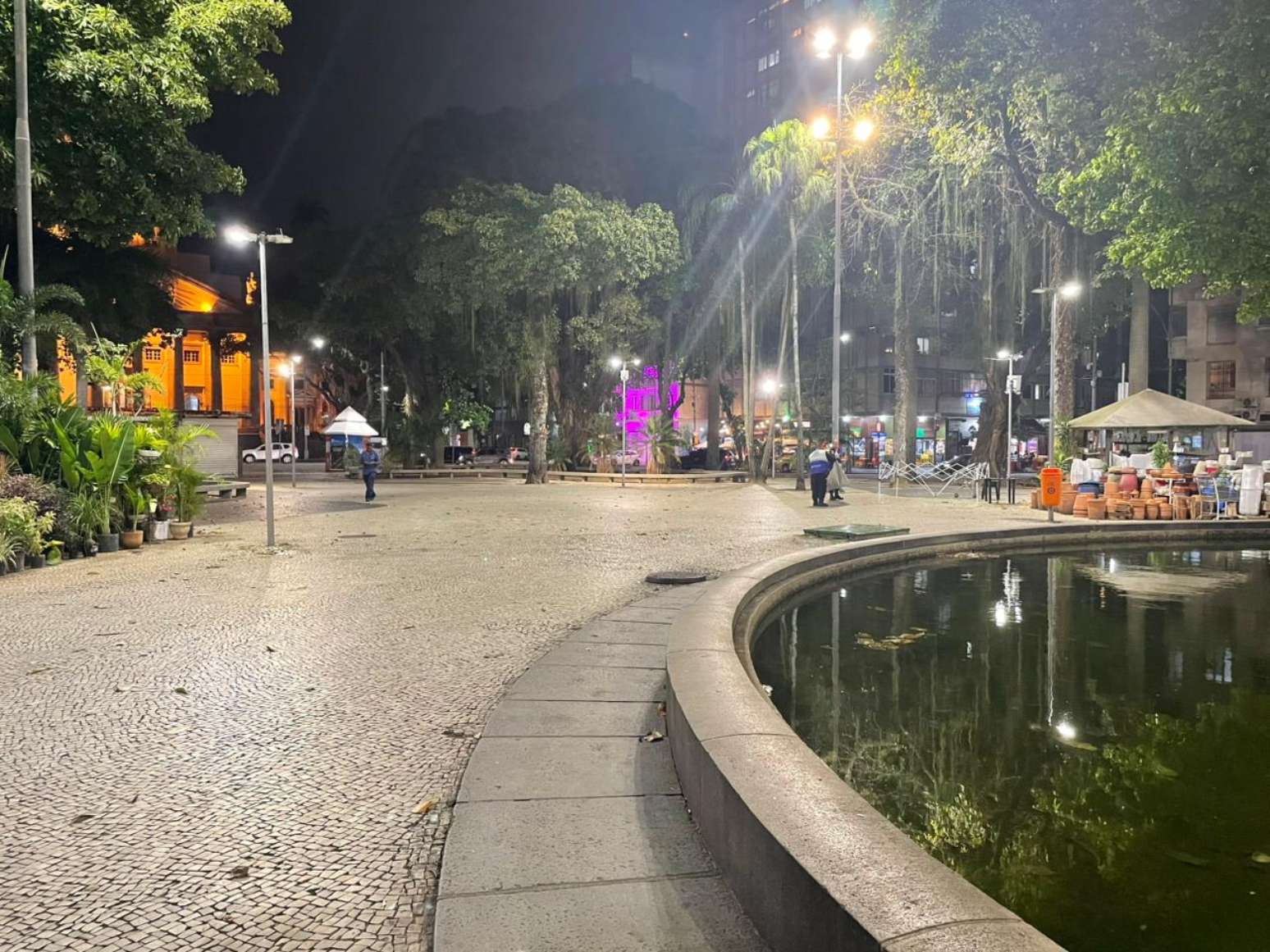 Clima de medo e ruas vazias marcam terça-feira de megaoperação no RJ