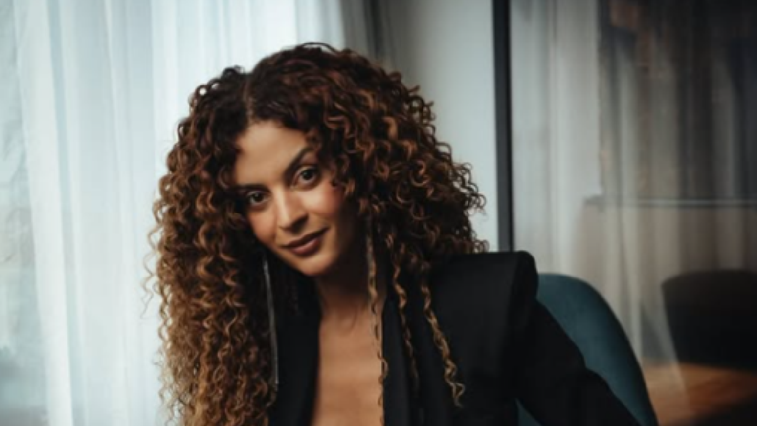 Gabriela Loran brilha em 'Três Graças' e encanta fãs com ensaio sensual