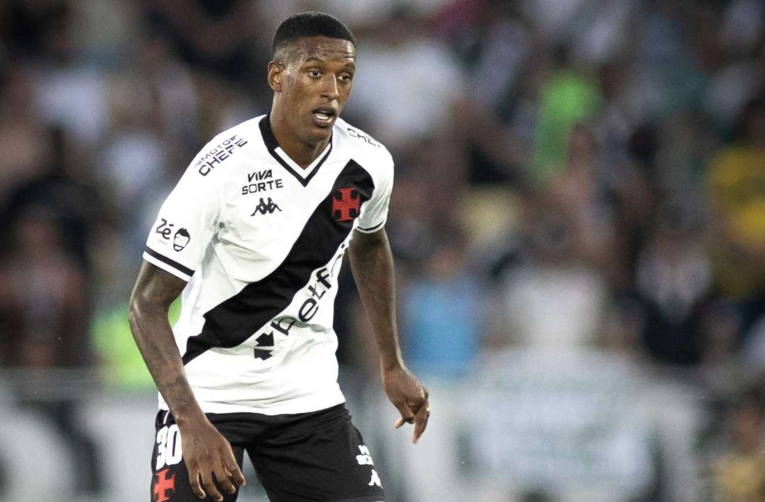Robert Renan celebra boa fase e mira nova vitória do Vasco em São Januário