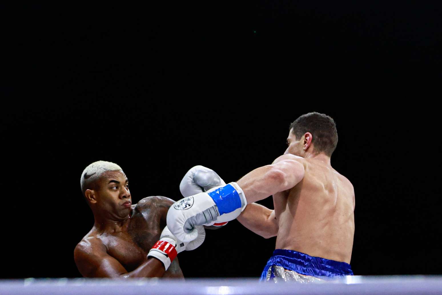 Davi Brito vira meme após mostrar sua falta de talento no boxe