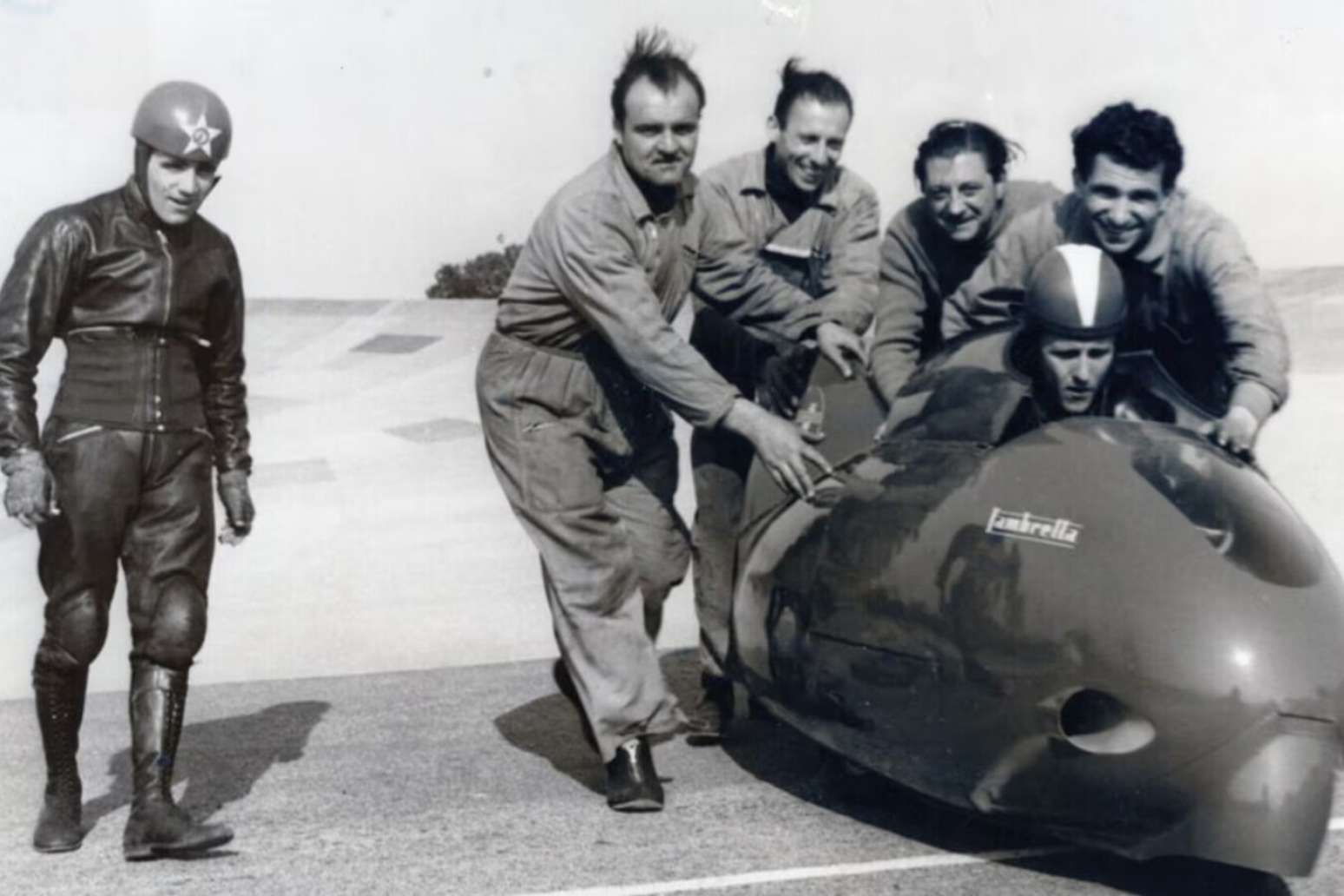 Há setenta e seis anos, a rivalidade entre a Vespa e a Lambretta chegou ...