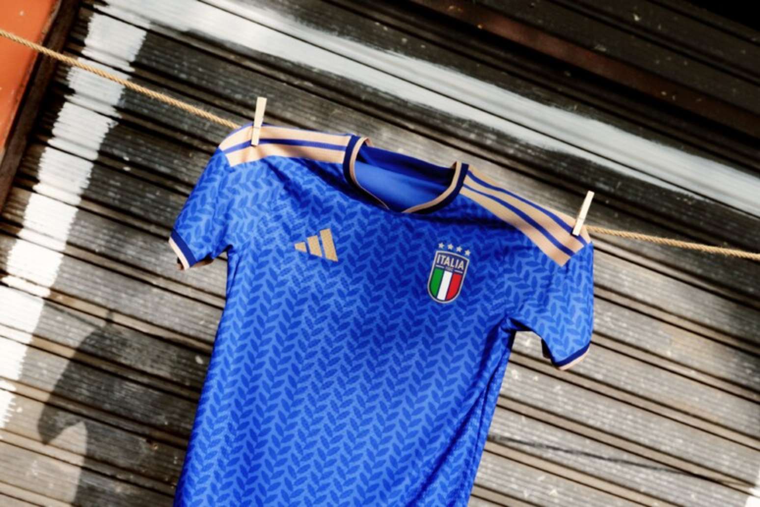 Adidas revela nova camisa titular da seleção da Itália