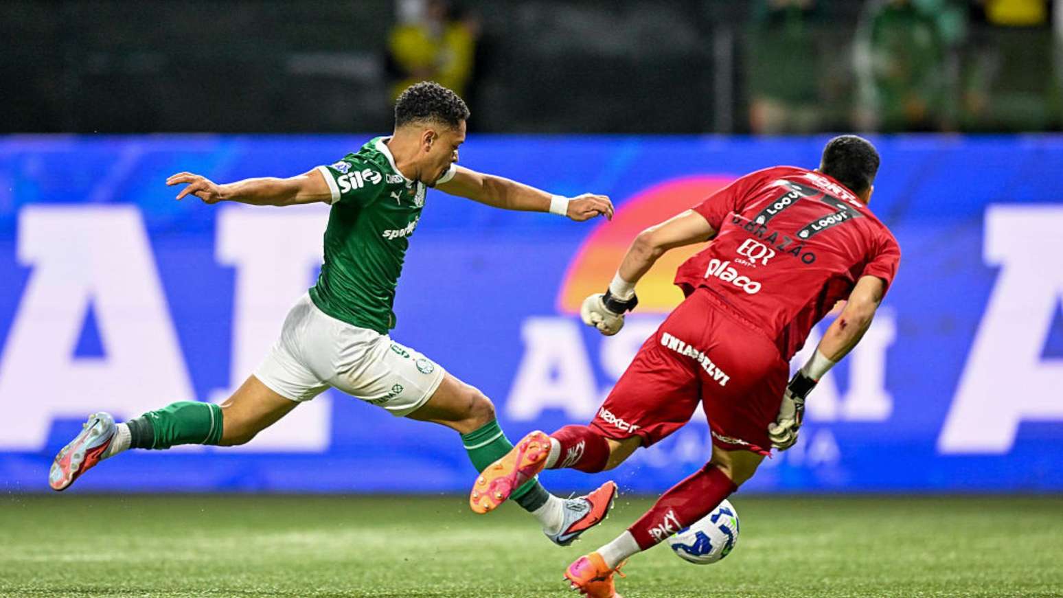 Palmeiras vence clássico contra o Santos com dois de Vitor Roque
