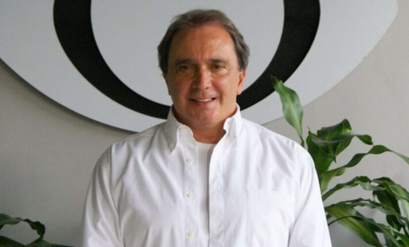 Reginaldo Leme ganha credencial vitalícia das mãos de CEO da Fórmula 1