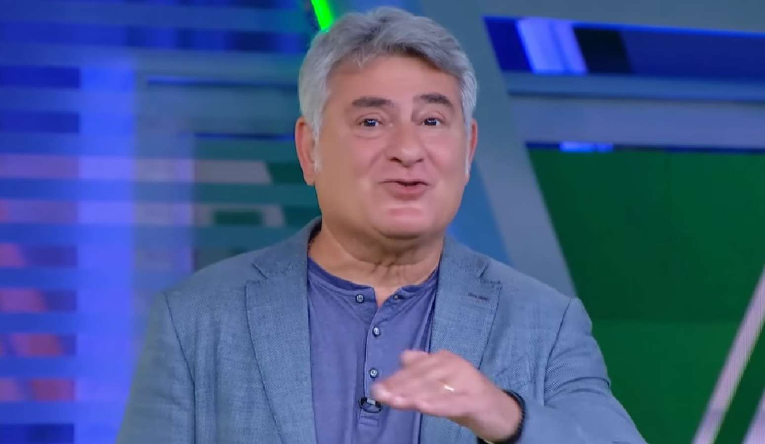 Cléber Machado se confunde e cita Globo durante transmissão na Record