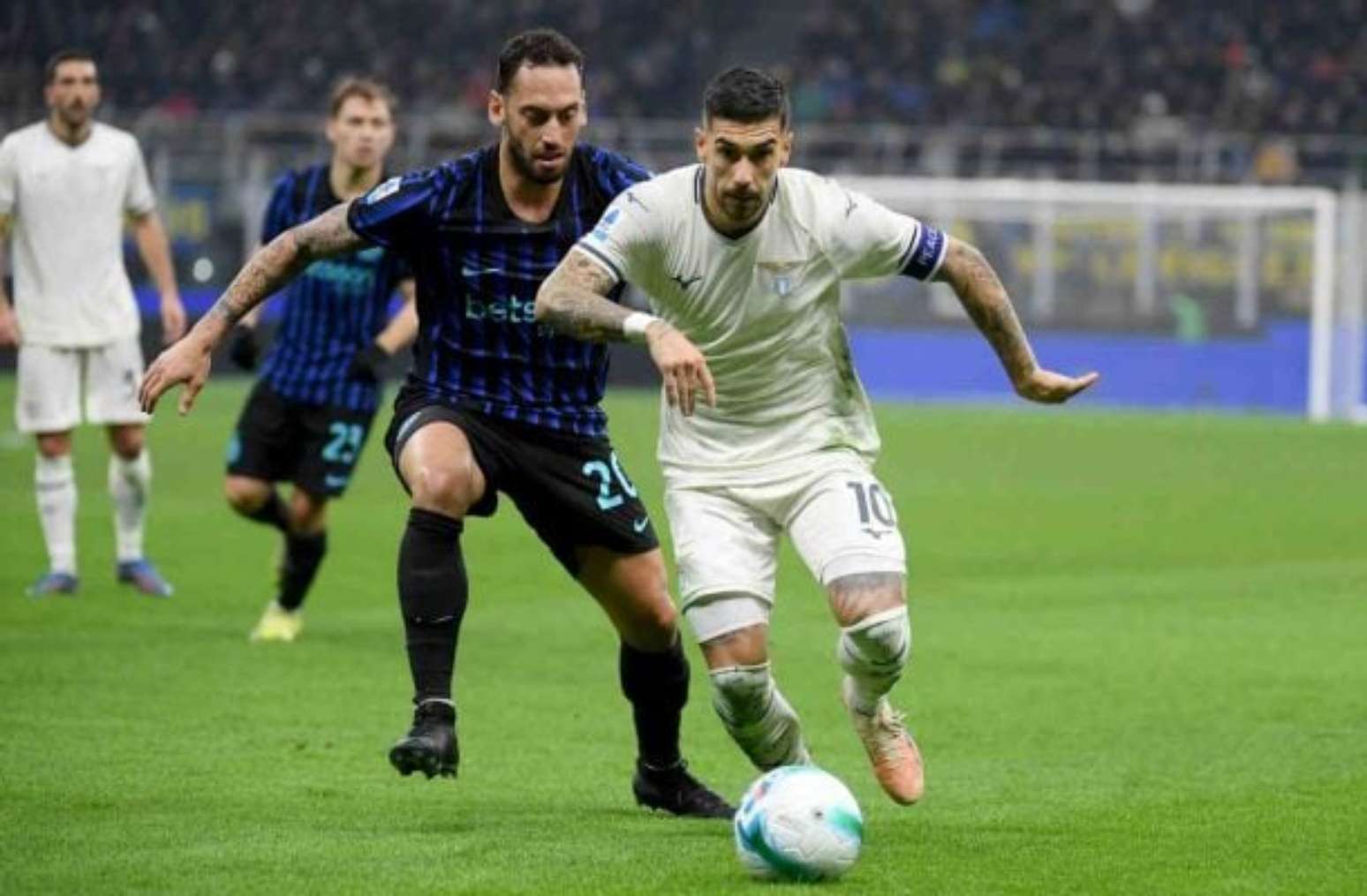 Inter faz grande jogo, vence a Lazio e assume liderança do Italiano