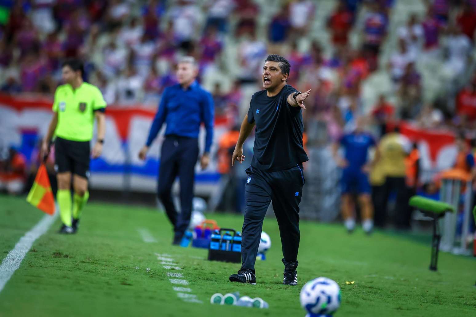 Sidnei Lobo elogia postura do Grêmio e admite frustração com empate