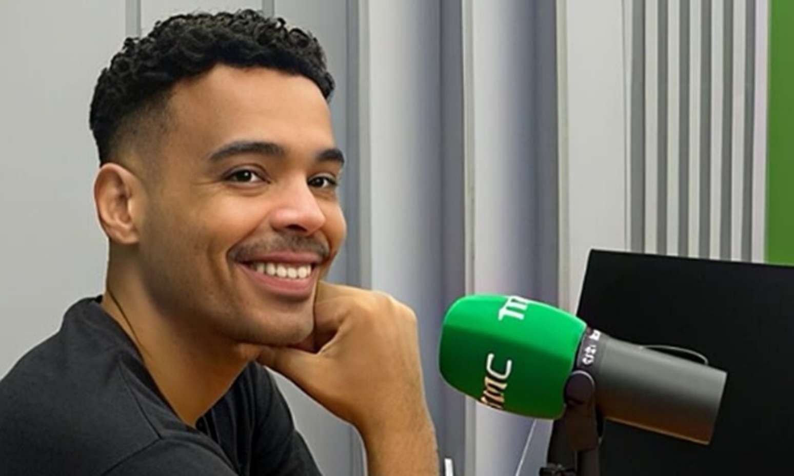 Apresentador Diego Sarza deixa a rádio TMC 1 mês após a estreia