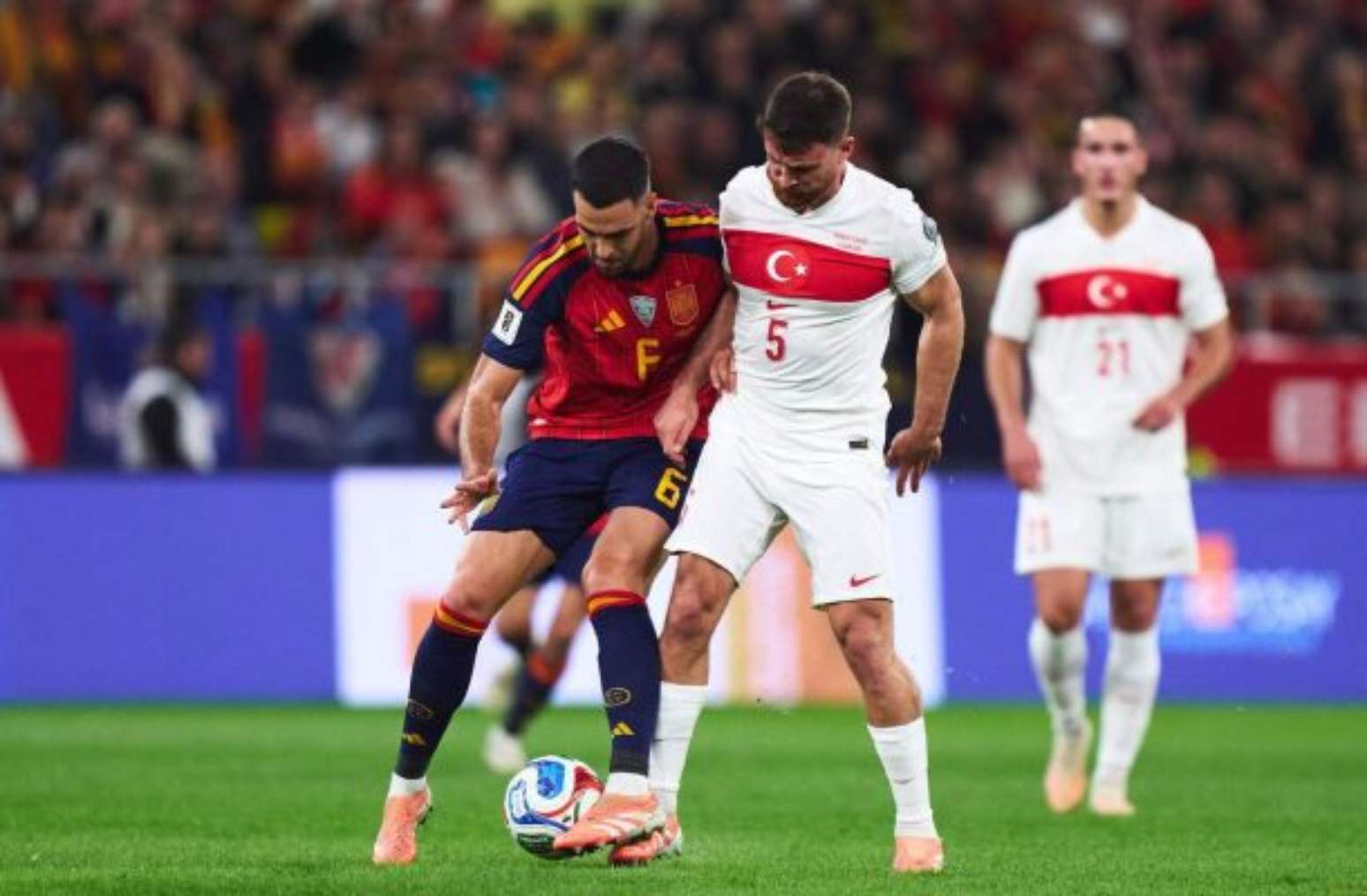 Espanha empata com a Turquia e confirma vaga na Copa do Mundo