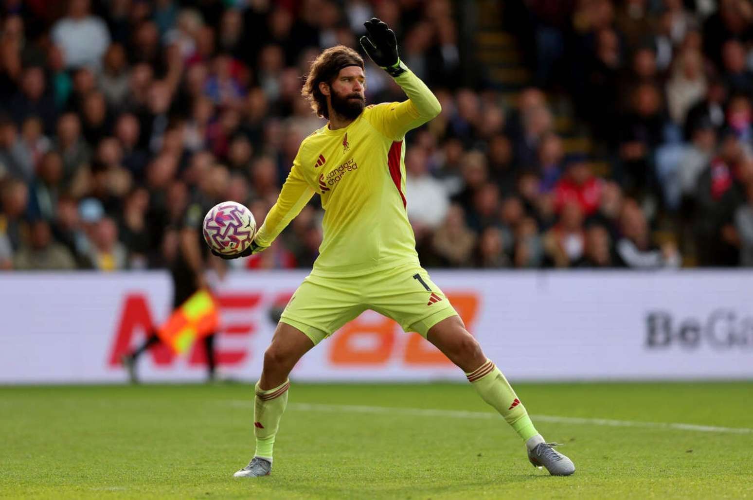 Alisson volta aos treinos e reforça o Liverpool na Premier League