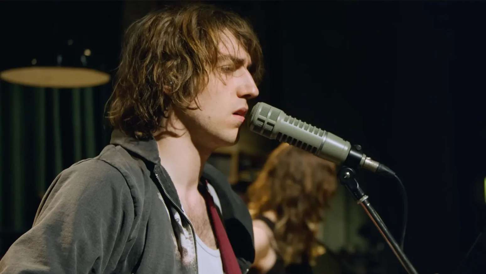 Geese dá vida a 'Getting Killed' em performance para 'From the Basement'