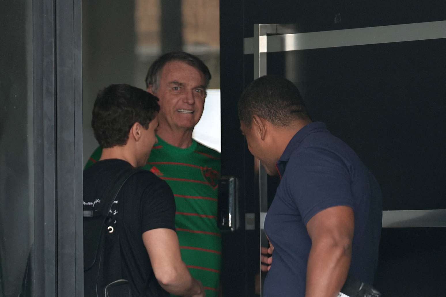 Bolsonaro pede prisão domiciliar ao STF por saúde: condenação e apelos