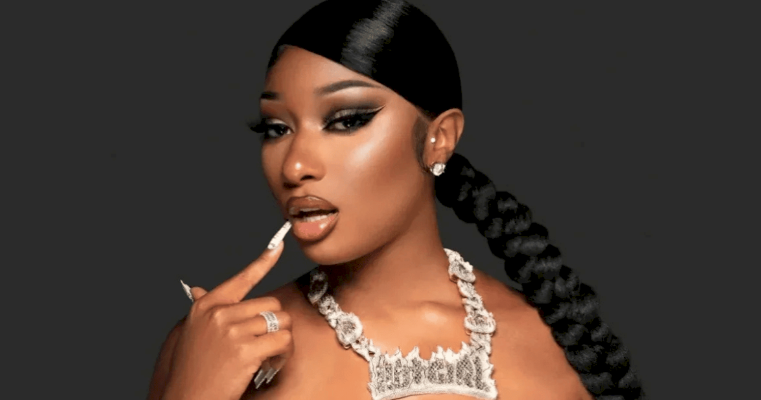 Megan Thee Stallion se emociona em tribunal durante processo de difamação