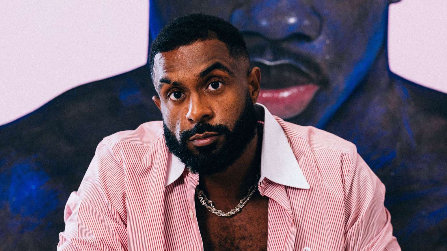 Com passos largos e gêneros inéditos, Baco Exu do Blues faz arder no íntimo