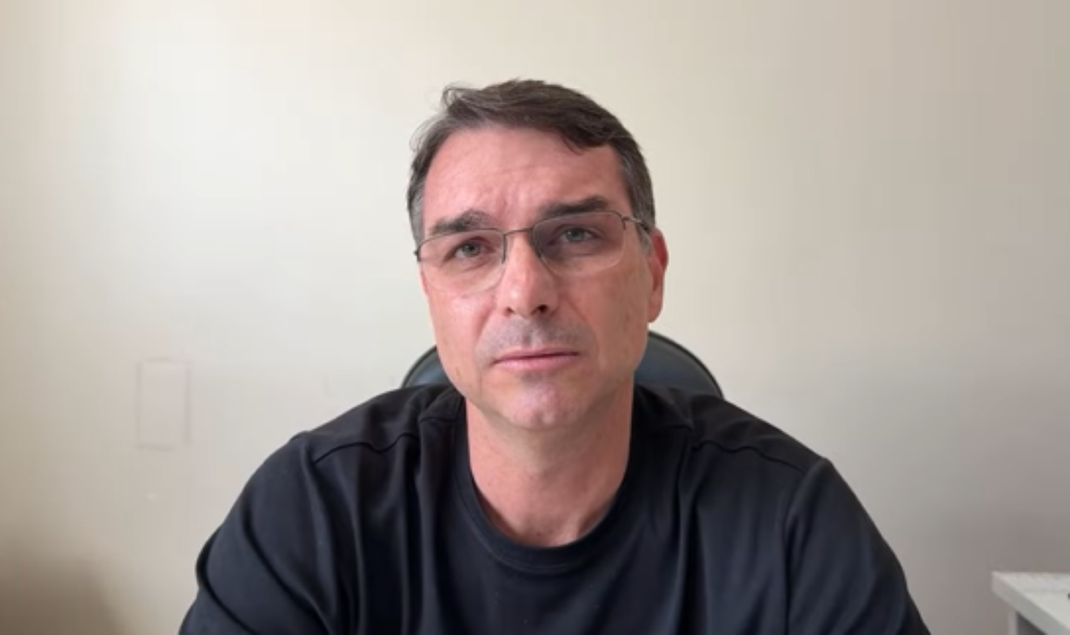 Flávio Bolsonaro ataca Moraes e mantém vigília após prisão de Bolsonaro