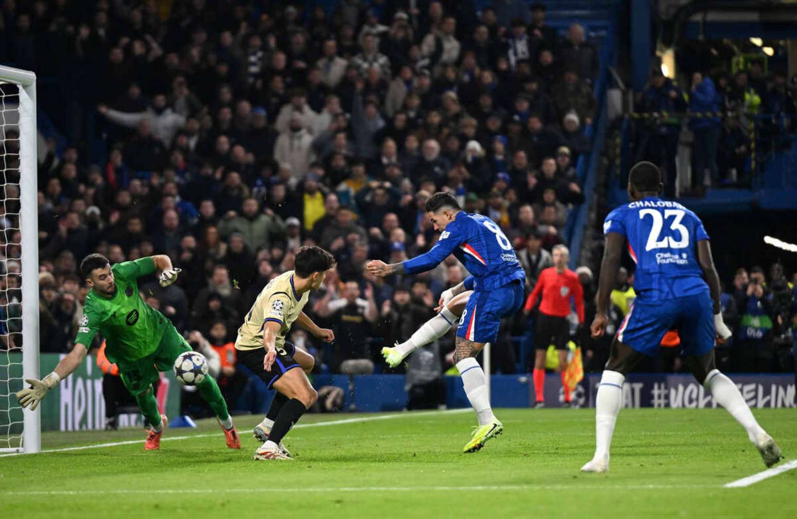 Chelsea vence Barcelona com golaço de Estêvão na Champions