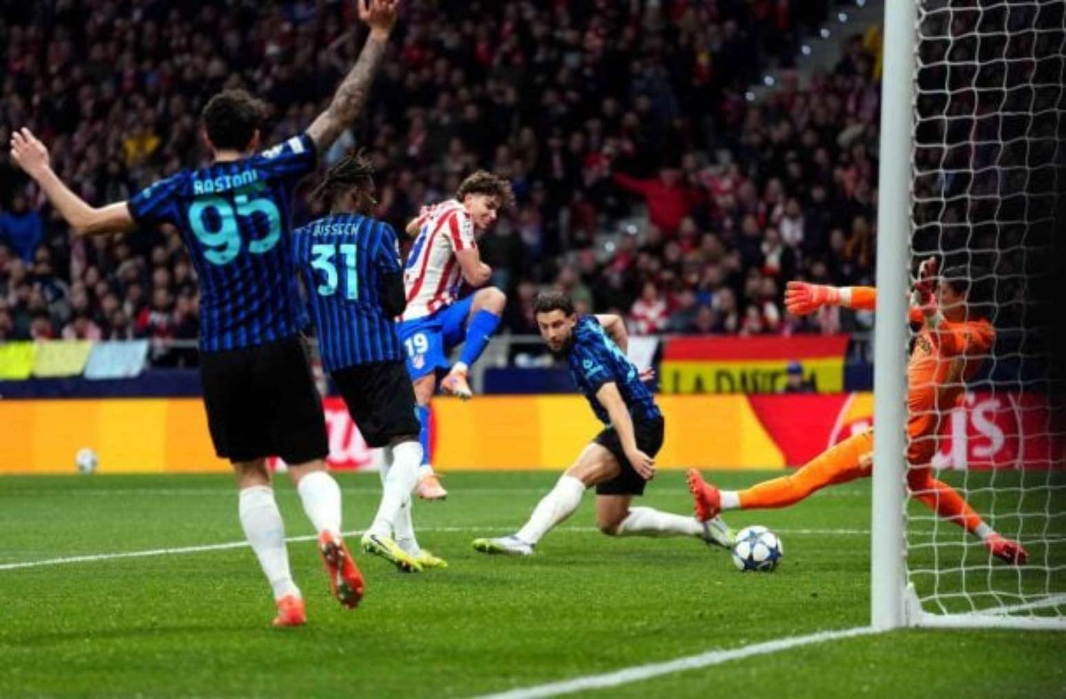 Atlético de Madrid marca nos acréscimos e vence a Inter