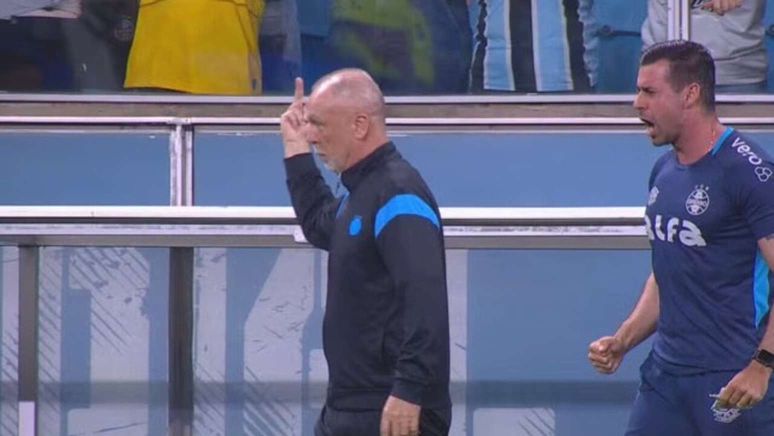 Mano mostra dedo do meio para torcedor e explica gesto após vitória do ...
