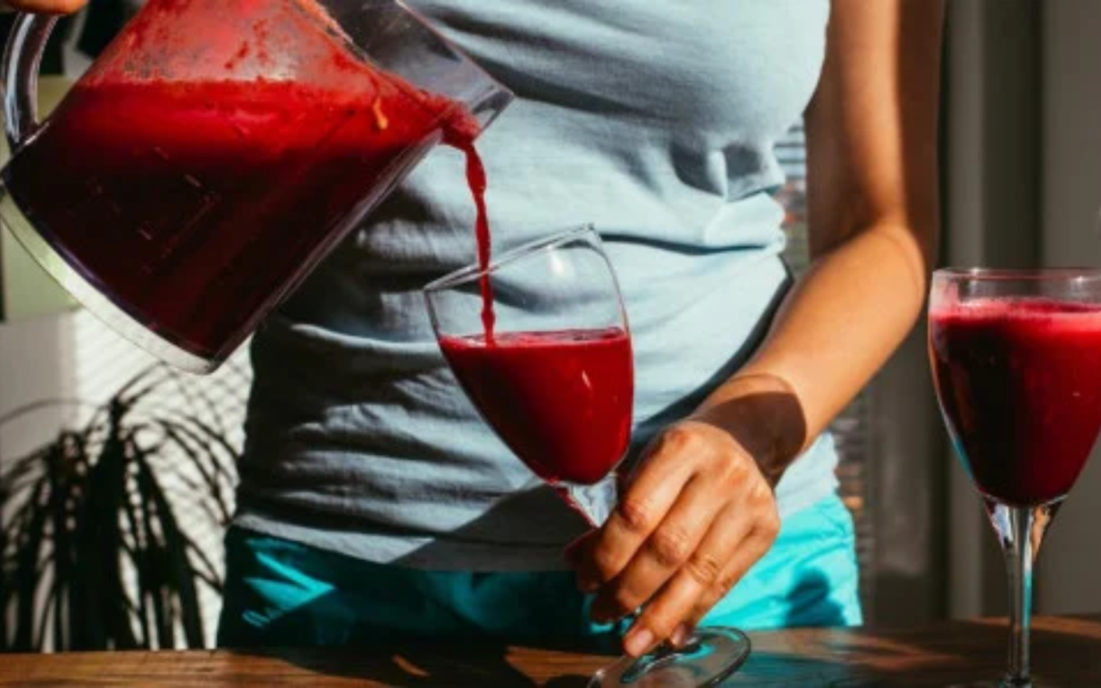 Suco rosa: conheça os benefícios e como consumir a bebida