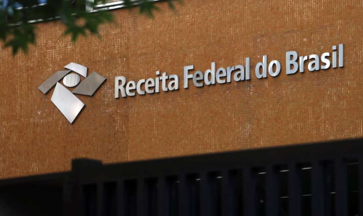 Receita adia obrigatoriedade do preenchimento de IBS e CBS em notas fiscais