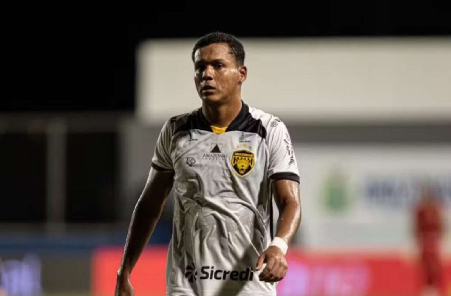 Fluminense define futuro de lateral-esquerdo para 2026