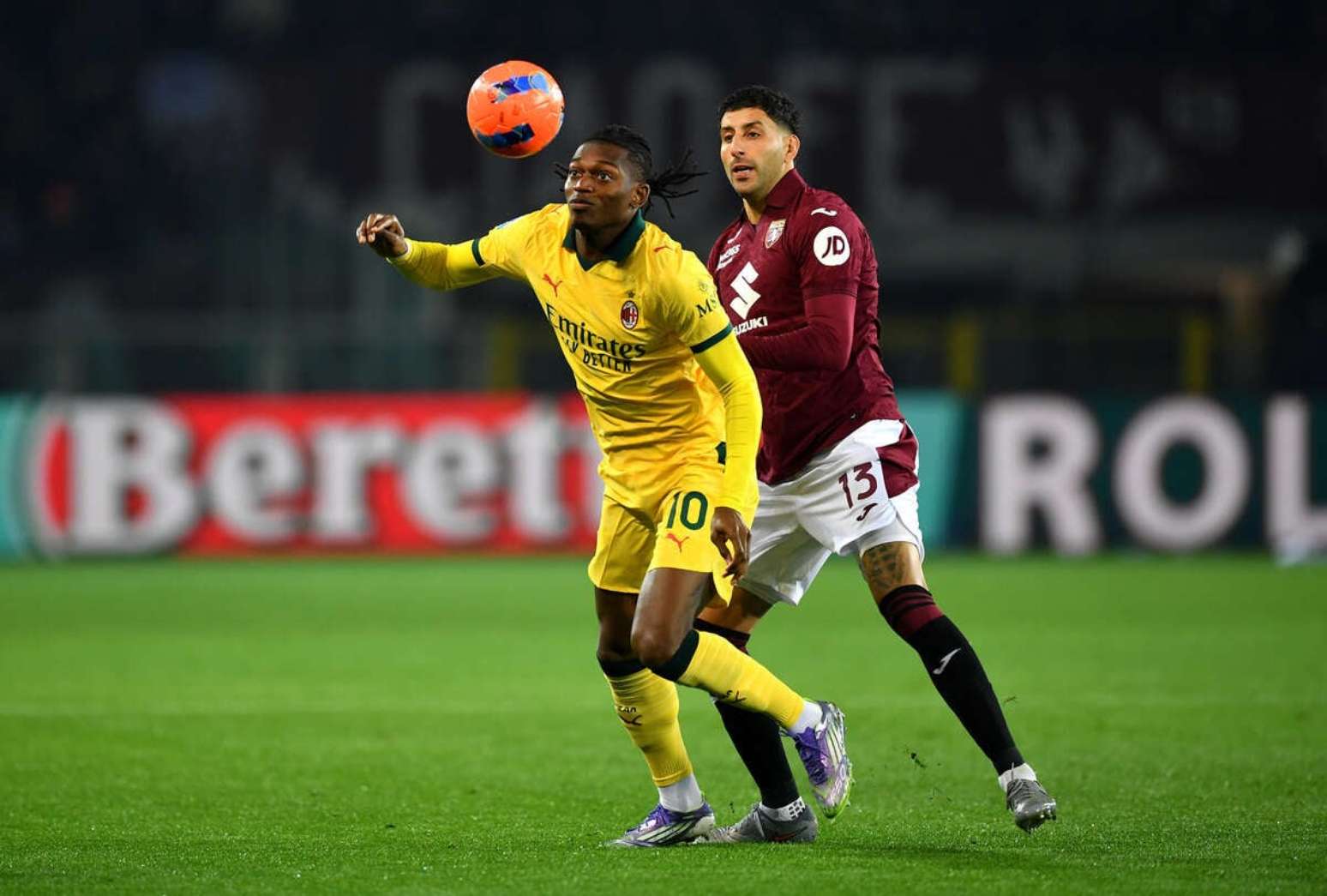 Milan vira para cima do Torino e retoma liderança do Italiano