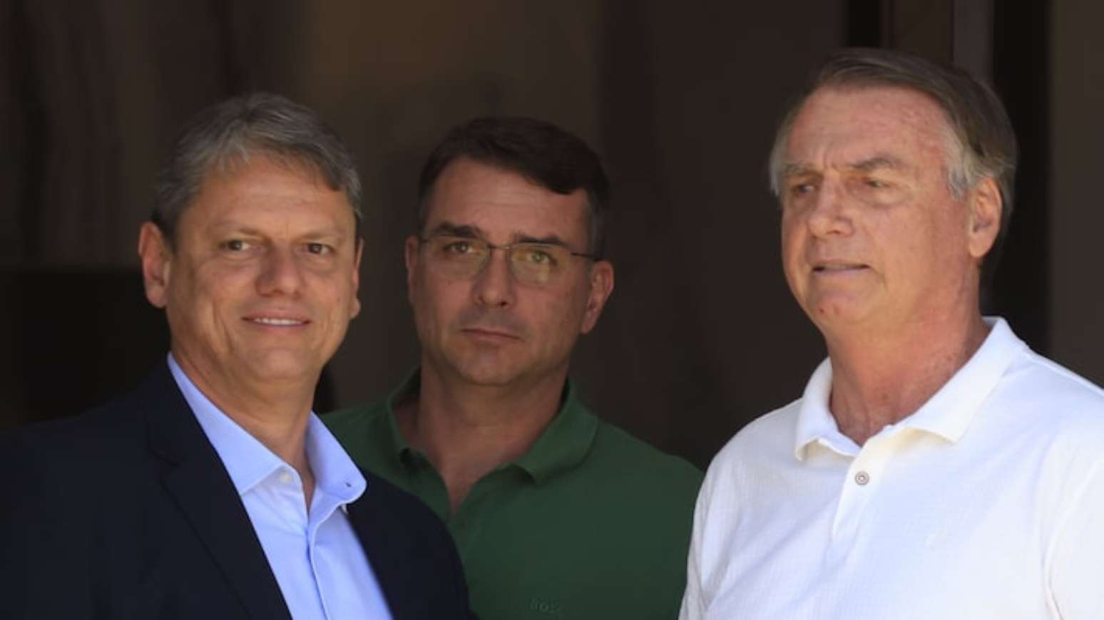 Tarcísio diz que Flávio Bolsonaro pode contar com ele e que tempo dirá ...