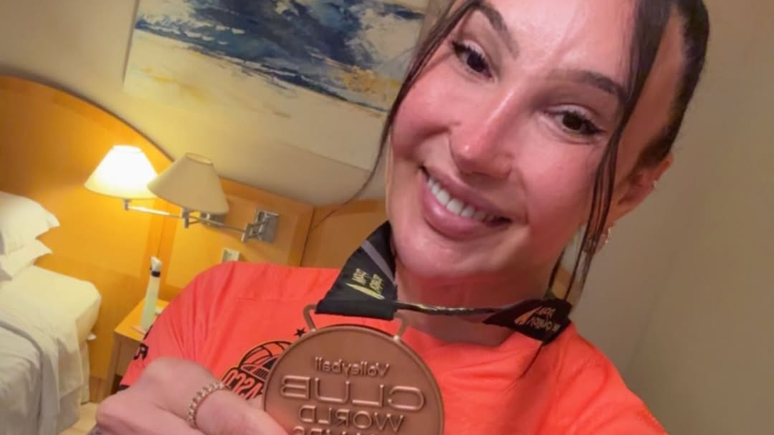 Tifanny se emociona no pódio com Osasco após ser barrada no Mundial