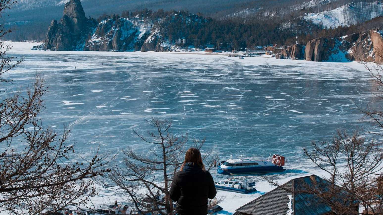 Estre lago, sozinho, tem mais água do que todos os cinco grandes lagos ...