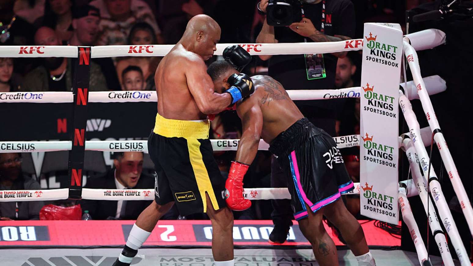 Anderson Silva nocauteia Tyron Woodley em Miami e brilha no boxe