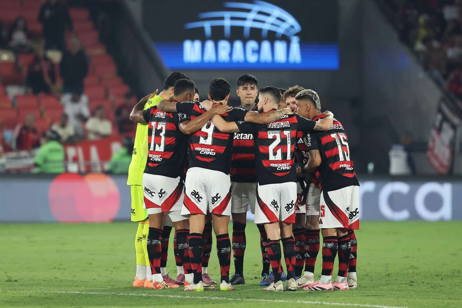 Gigante do Brasileirão monitora situação de craque do Flamengo