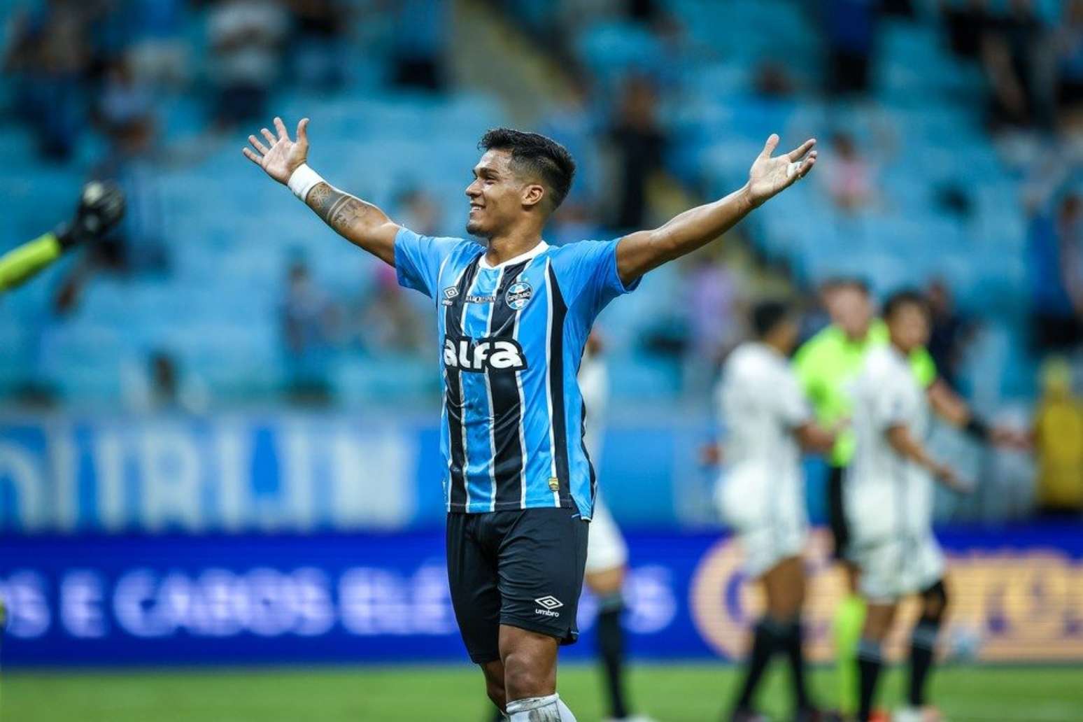 Grêmio encaminha renovação de empréstimo de Arezo ao Peñarol