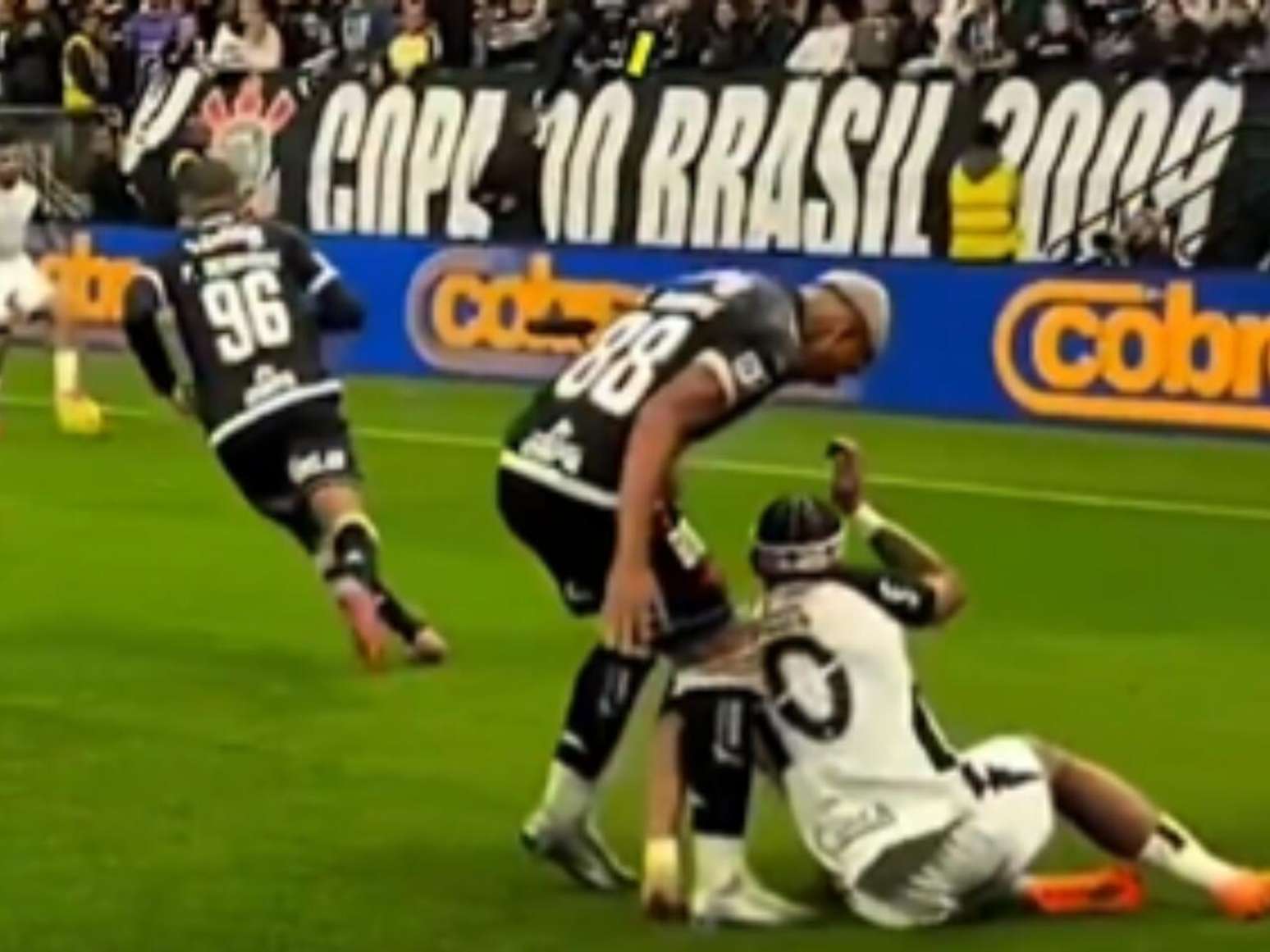 Memphis Depay provoca Cauan Barros após título do Corinthians no ...