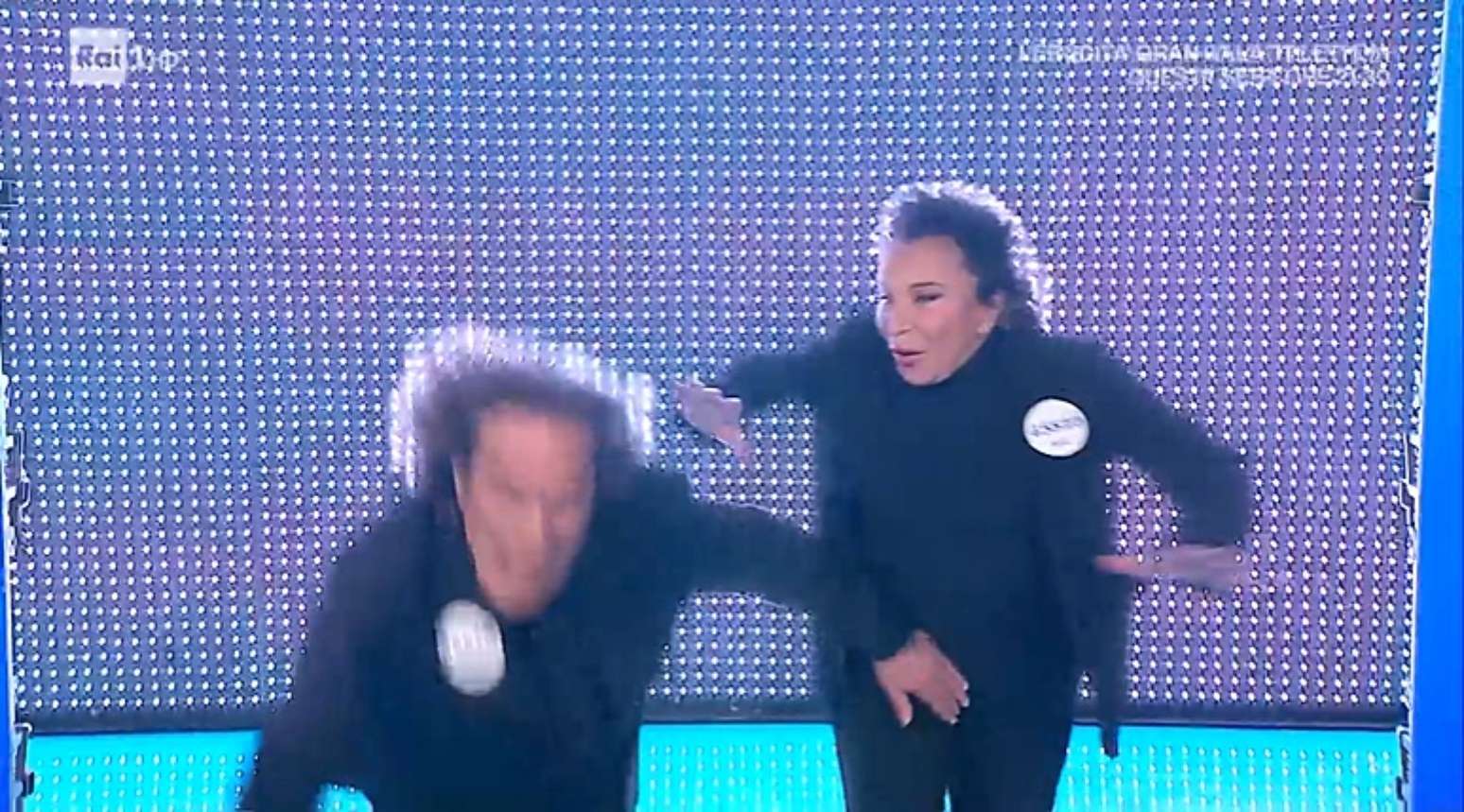 Cantores idosos levam tombo ao entrar no palco de programa de TV