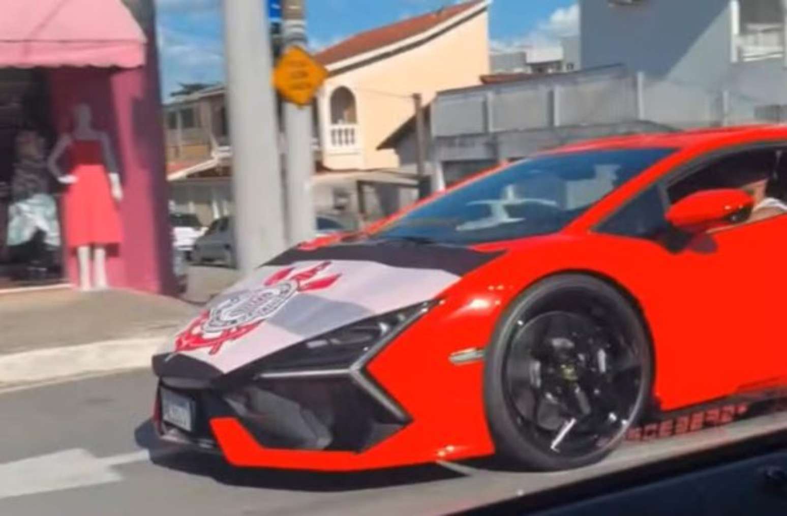 Yuri Alberto desfila de "Lamborghini do Corinthians" avaliada em quase ...