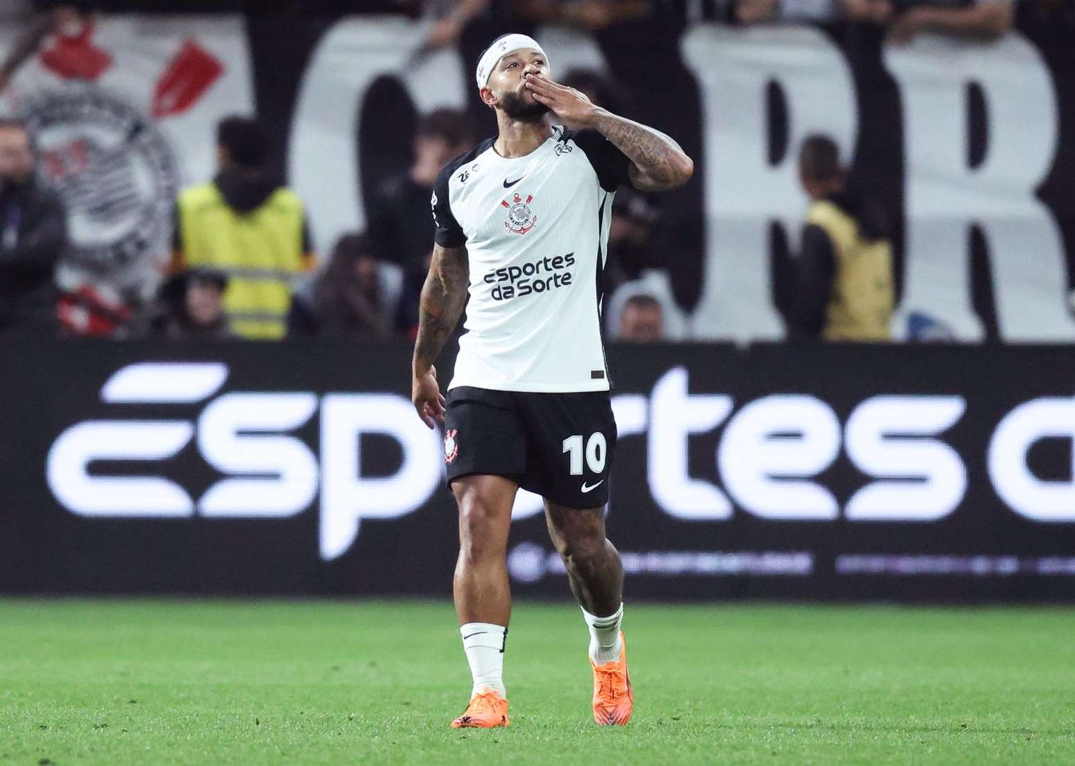 Memphis usa rede social para provocar jogador do Vasco: 'Foi humilhado'